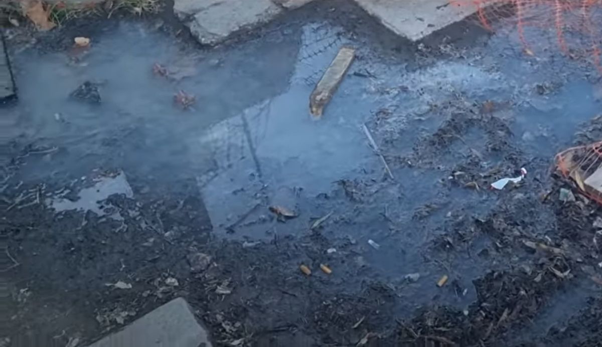 Aguas servidas obstruyen la vereda y olor nauseabundo: en un sector de ...